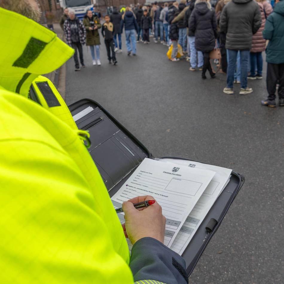 Bezirksregierung im Kreis Kleve unterwegs: Feuerwerkskontrolle in ...