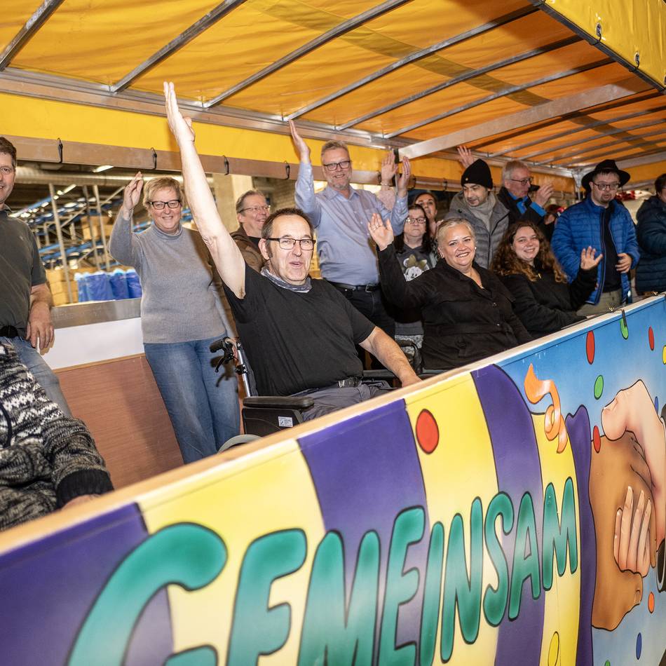 Karneval in Düsseldorf: Mit dem Rolli auf den Rosenmontagszug - Velbert ...